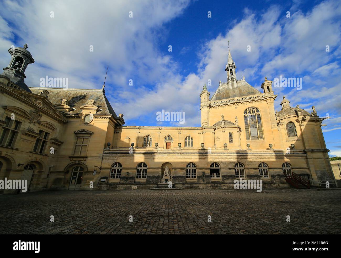 French chateau courtyard hi-res stock photography and images - Alamy
