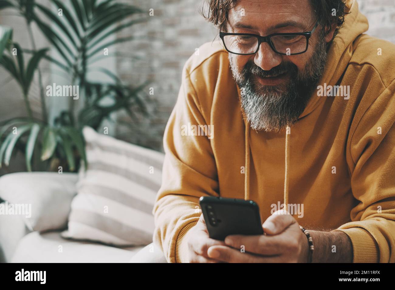 Chat online 5g smart phone hi-res stock photography and images - Alamy