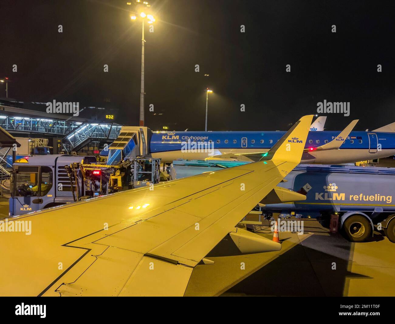 Airport window view hi-res stock photography and images - Alamy