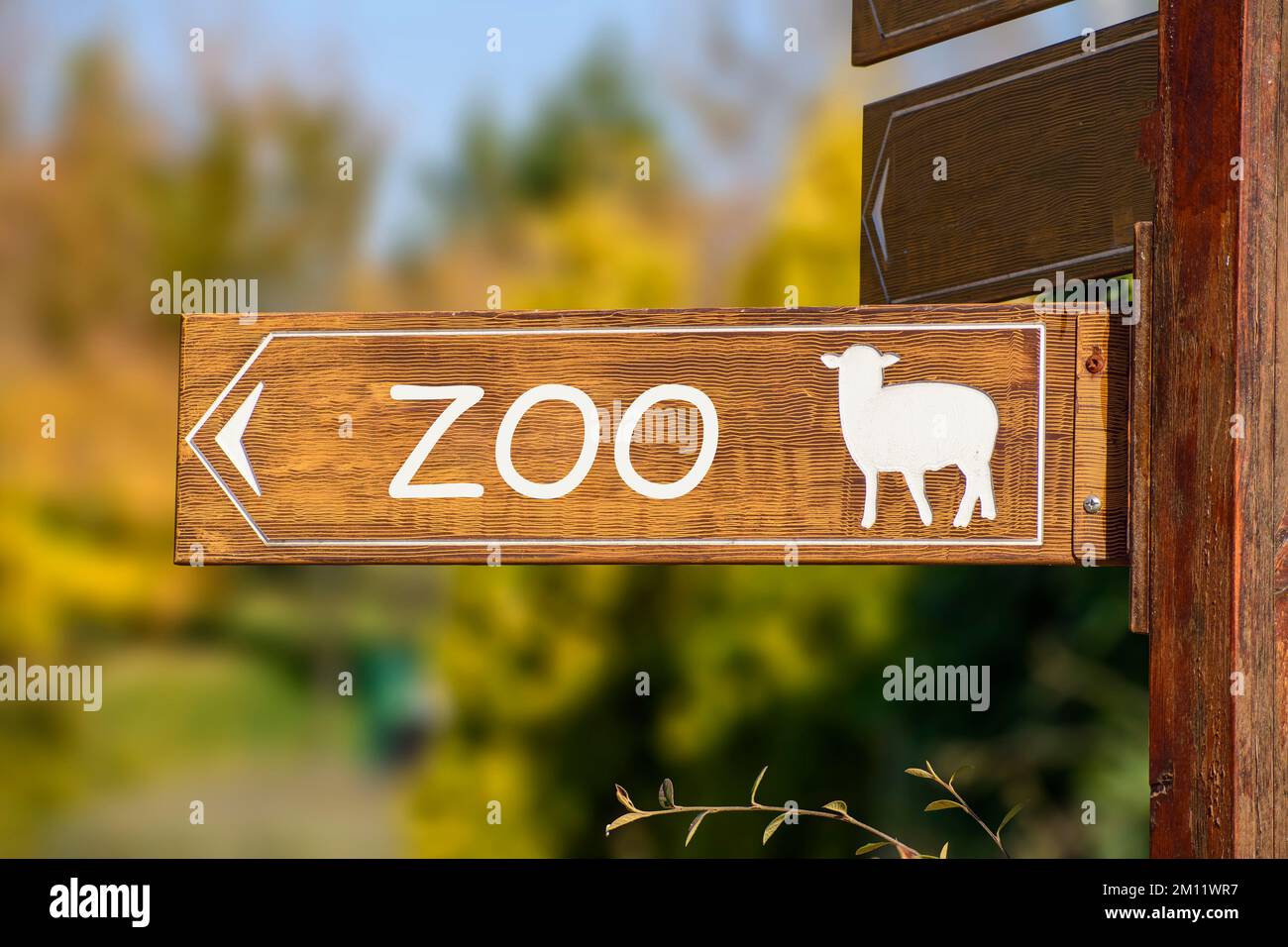 Zoo sign arrow hi-res stock photography and images - Alamy