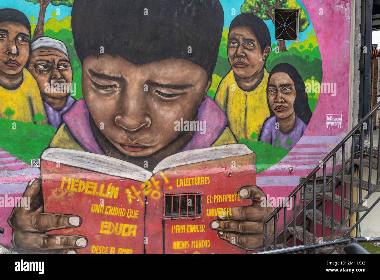 Tour de graffiti medellin hi-res stock photography and images - Alamy