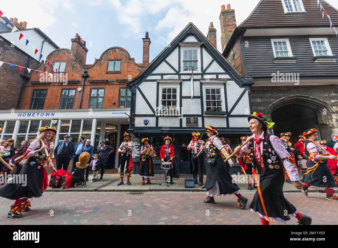 Morris dancing in the annual sweeps festival hi-res stock photography ...
