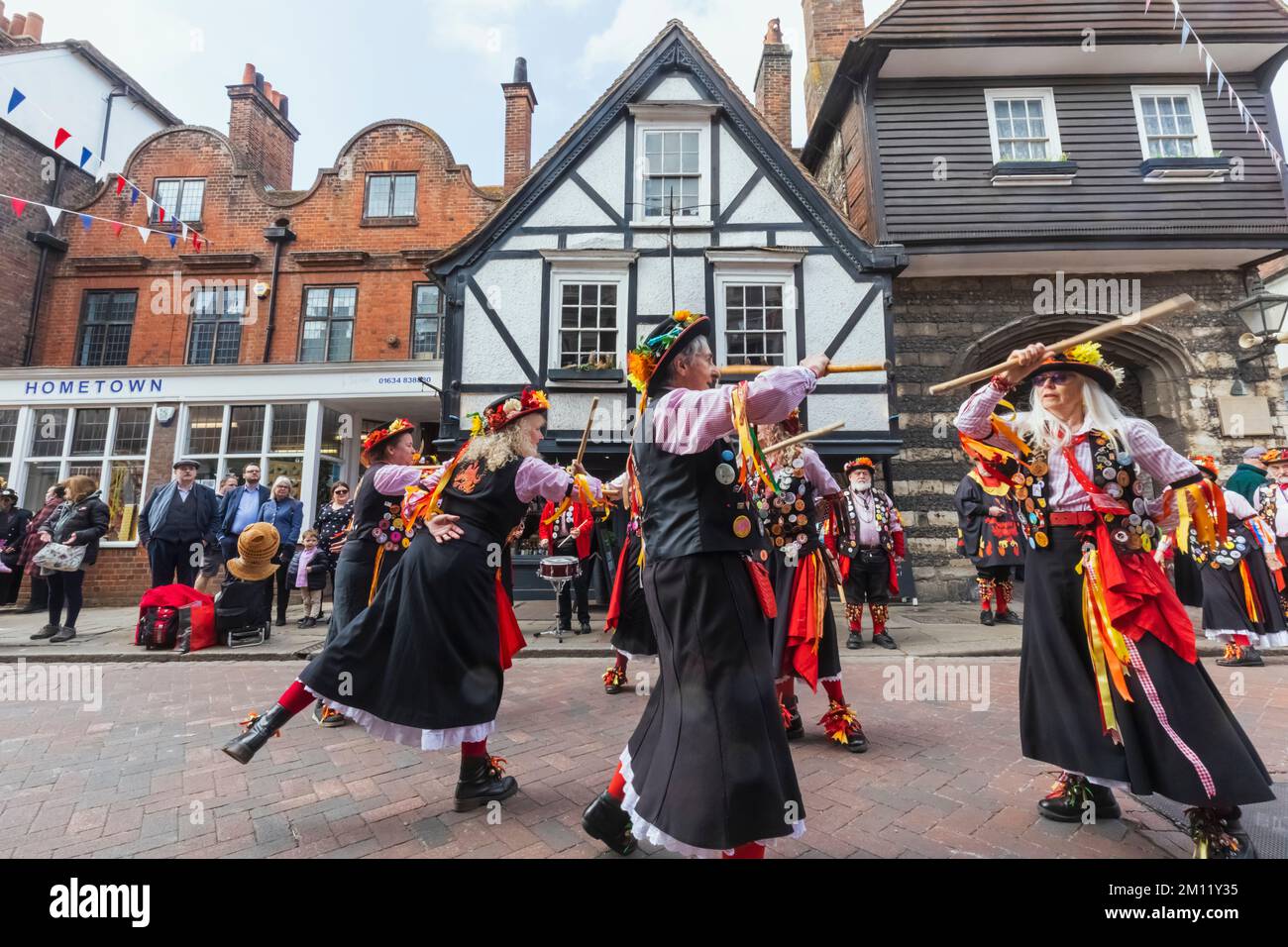 Morris dance in england hi-res stock photography and images - Alamy