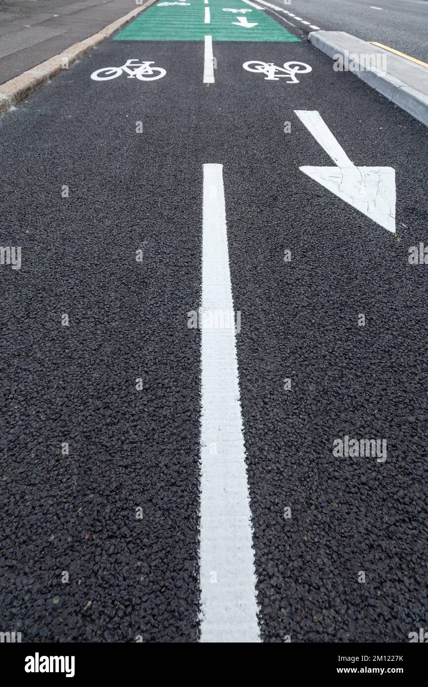 Two way lanes hi-res stock photography and images - Alamy