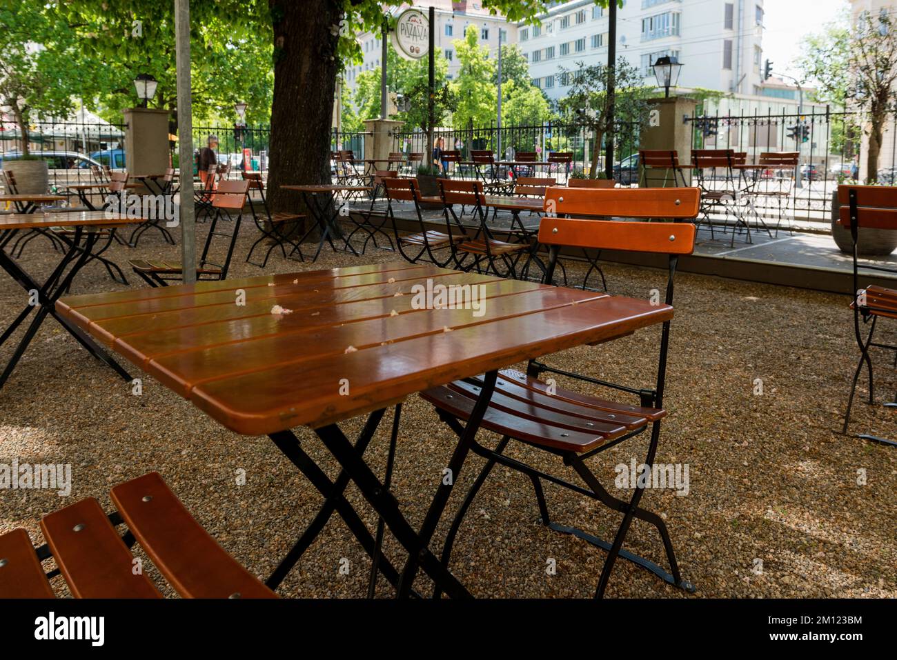 Beer garden in Munich, empty tables and chairs Stock Photo - Alamy