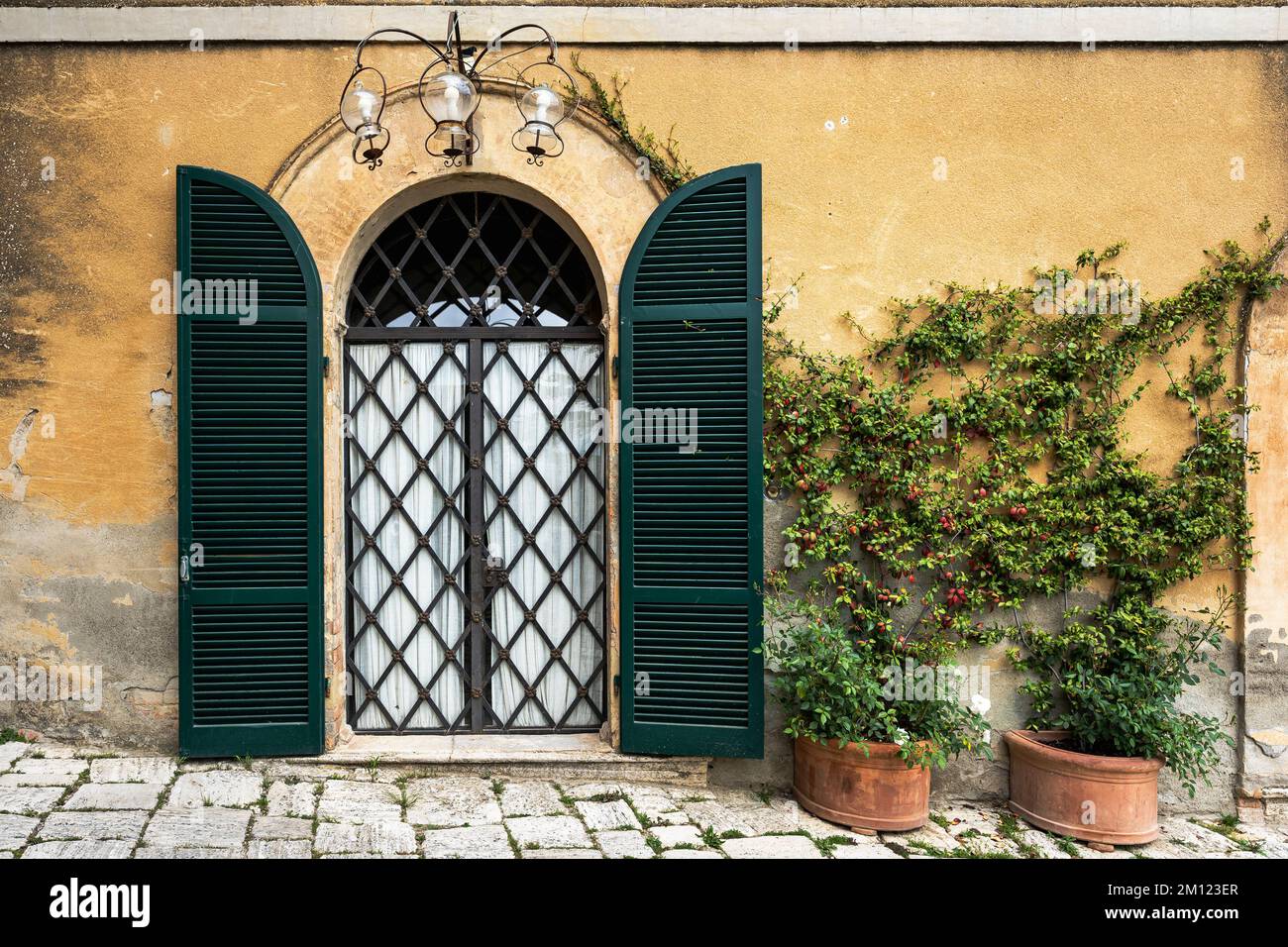 Tuscany windows hi-res stock photography and images - Alamy