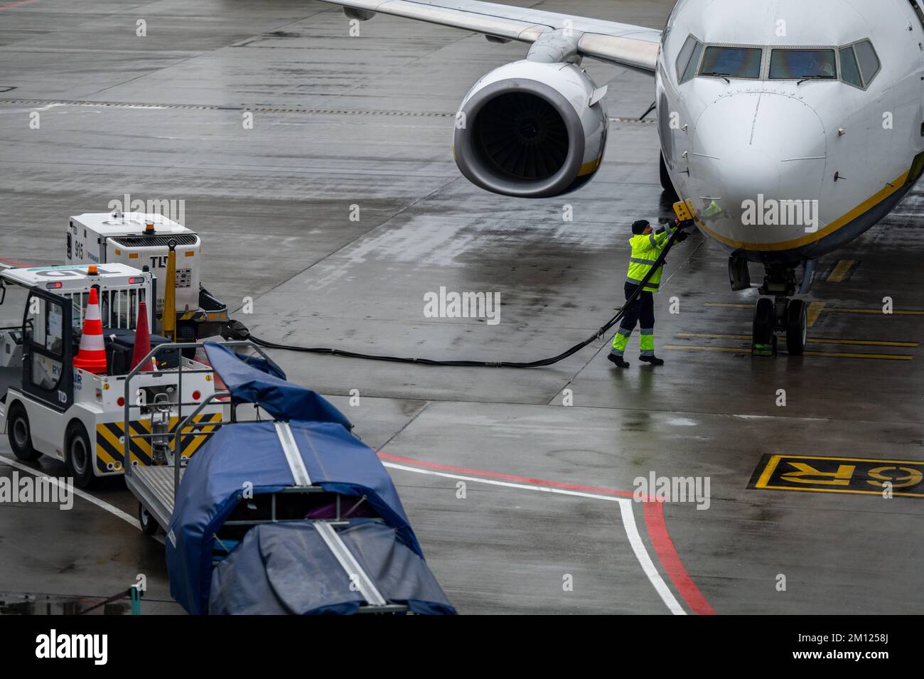 Service crew of ryanair plane hi-res stock photography and images - Alamy