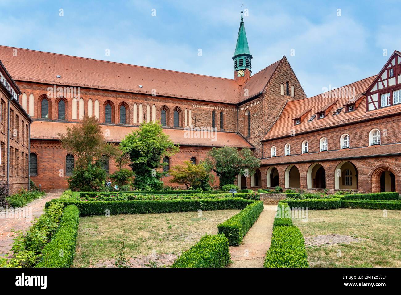 Cloister garden hi-res stock photography and images - Alamy