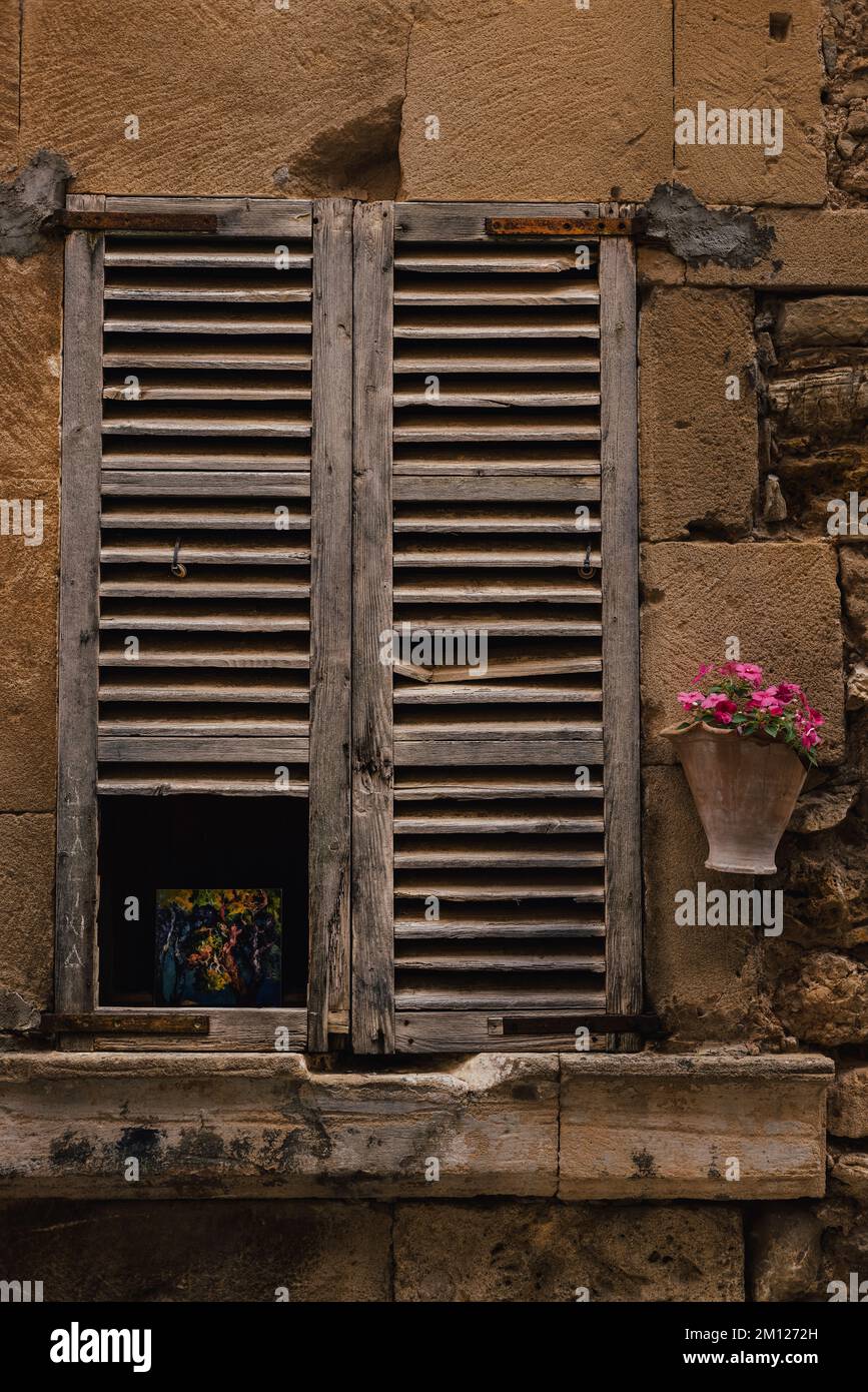 Broken shutter hi-res stock photography and images - Alamy