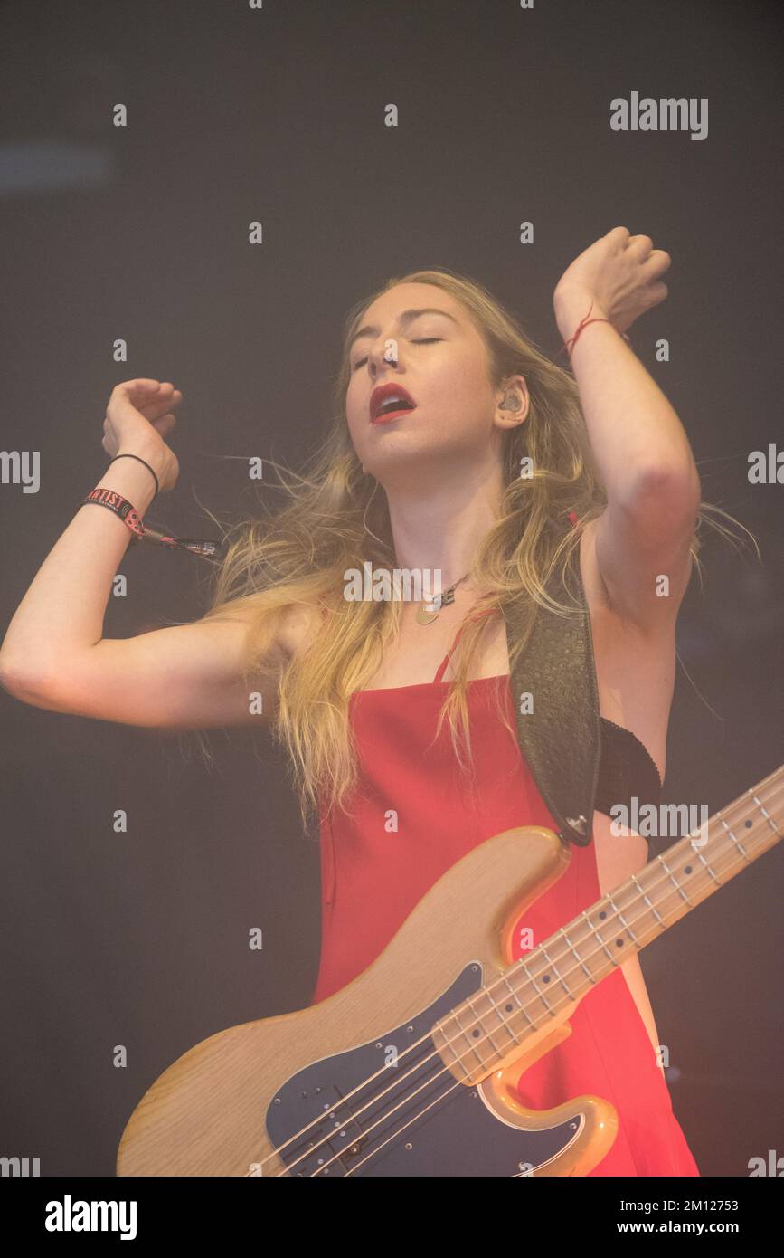 Haim este danielle haim alana haim hi-res stock photography and images ...