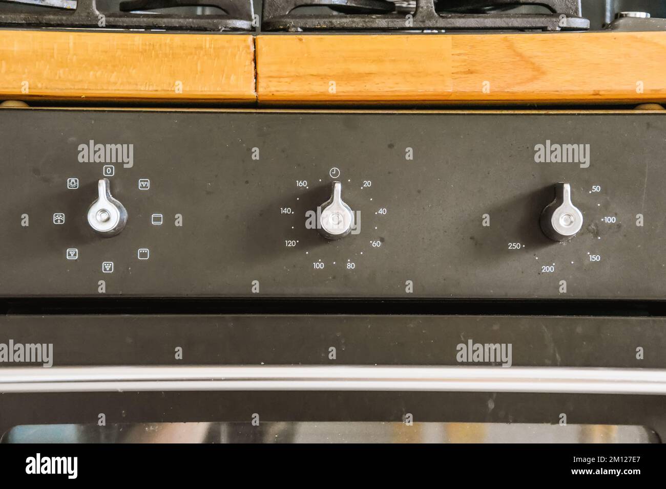 an old oven with some knobs on the front and two dial controls on the ...