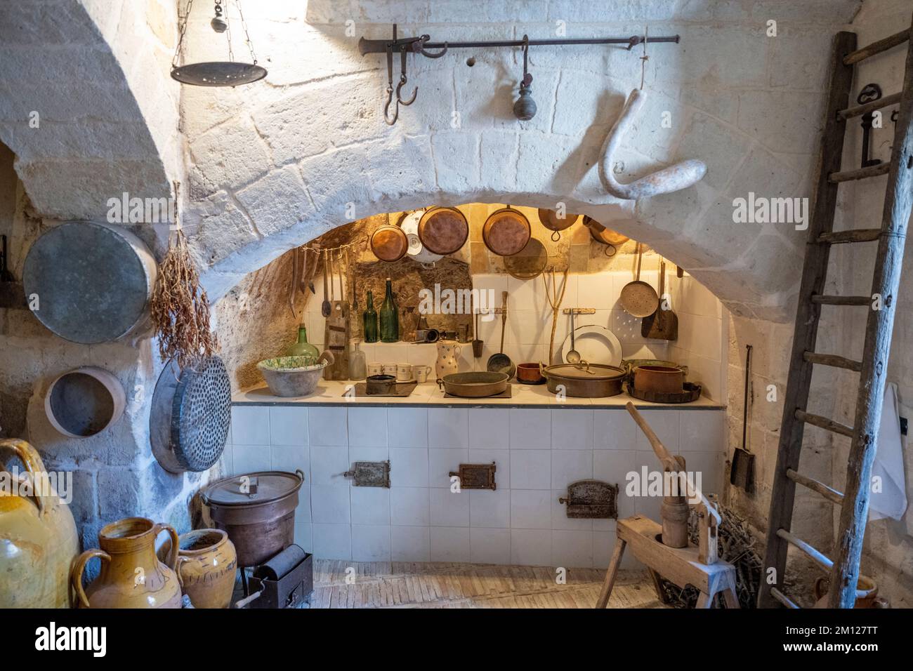 Europe the kitchen in a cave dwelling hi-res stock photography and ...