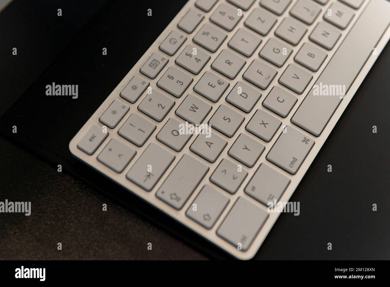 Computer, keyboard, desk Stock Photo - Alamy