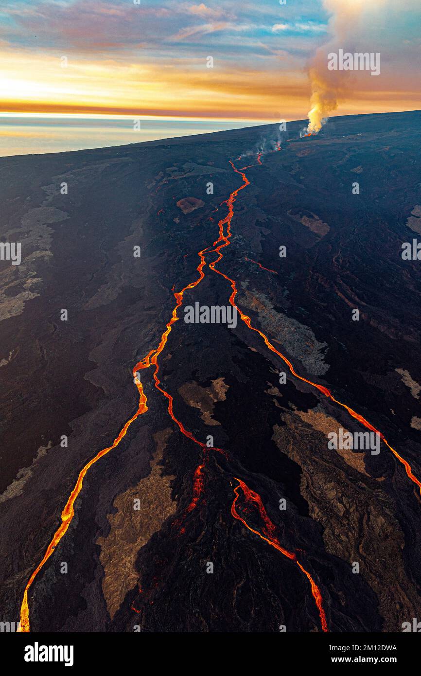 Mauna Loa Eruption, 12/2022, Island of Hawaii Stock Photo - Alamy