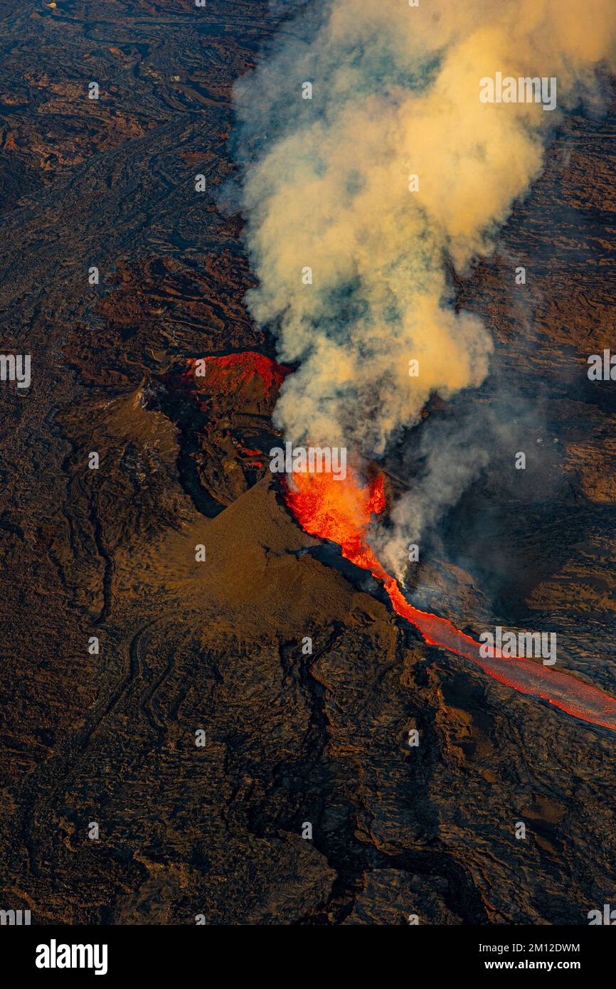 Mauna Loa Eruption, 12/2022, Island of Hawaii Stock Photo - Alamy