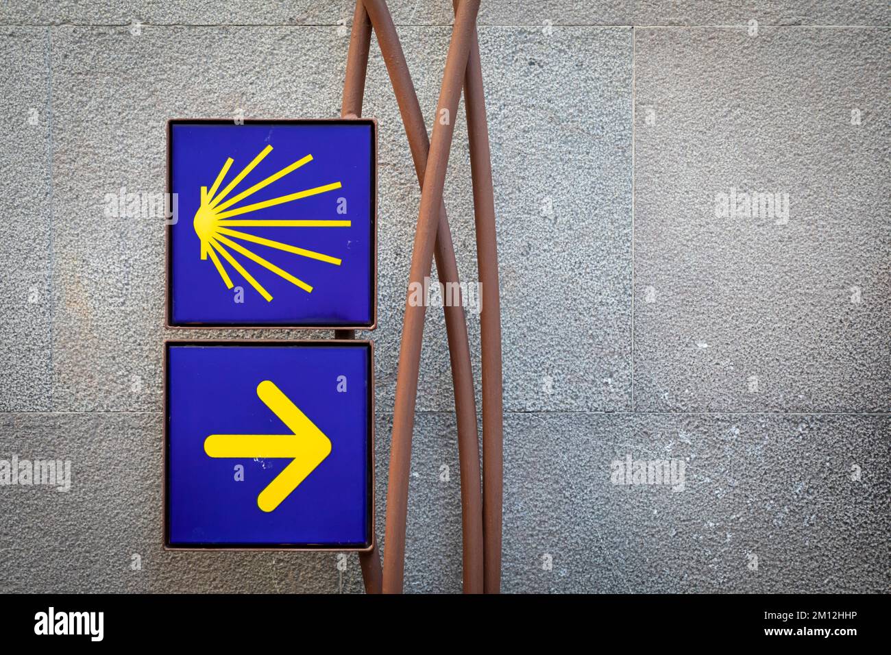 Camino arrow hi-res stock photography and images - Alamy