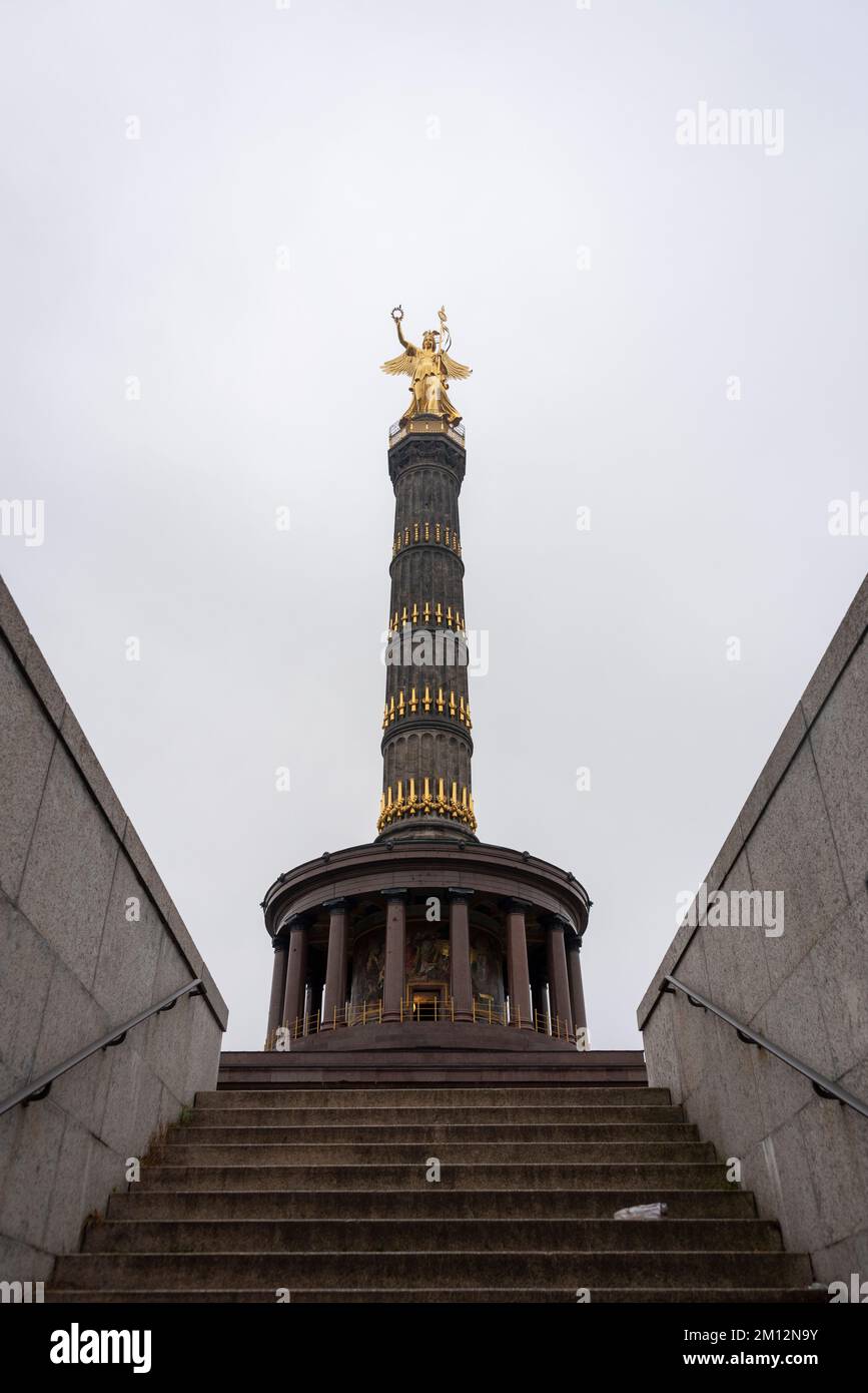 To victory column autumn hi-res stock photography and images - Alamy