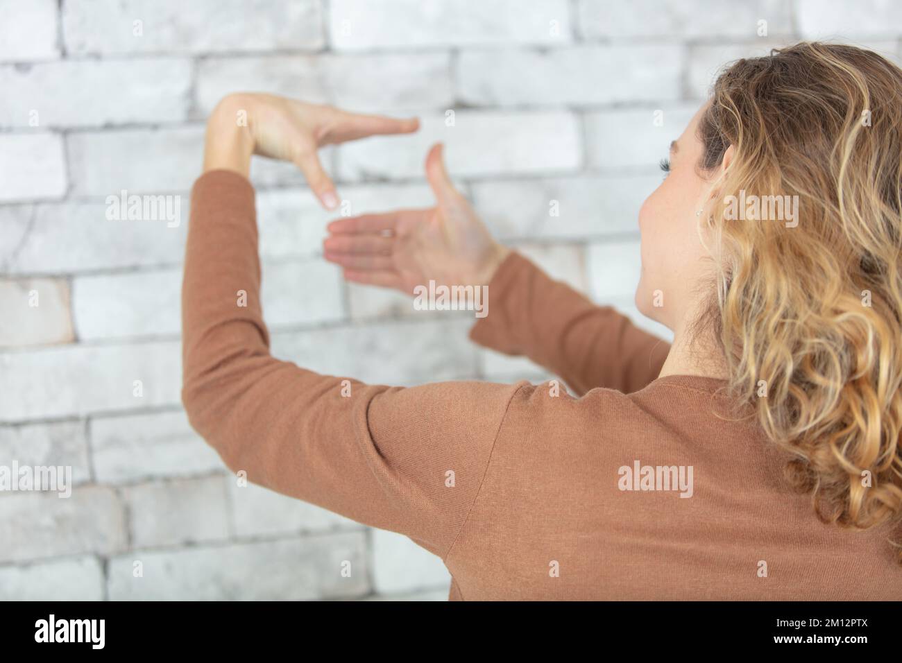 hands framing distance - photo frame hands Stock Photo - Alamy