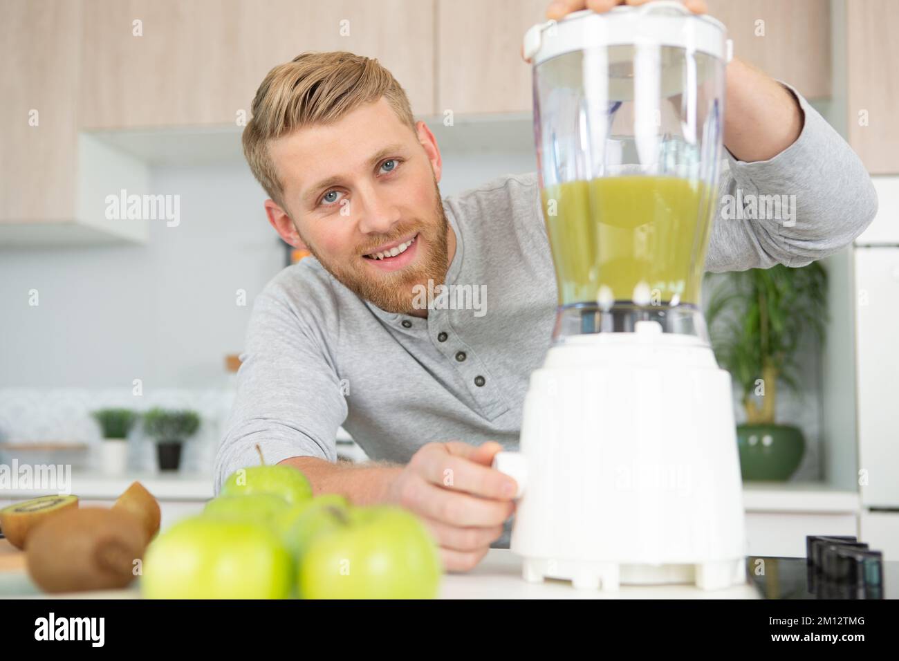 Barista making juice hi-res stock photography and images - Alamy