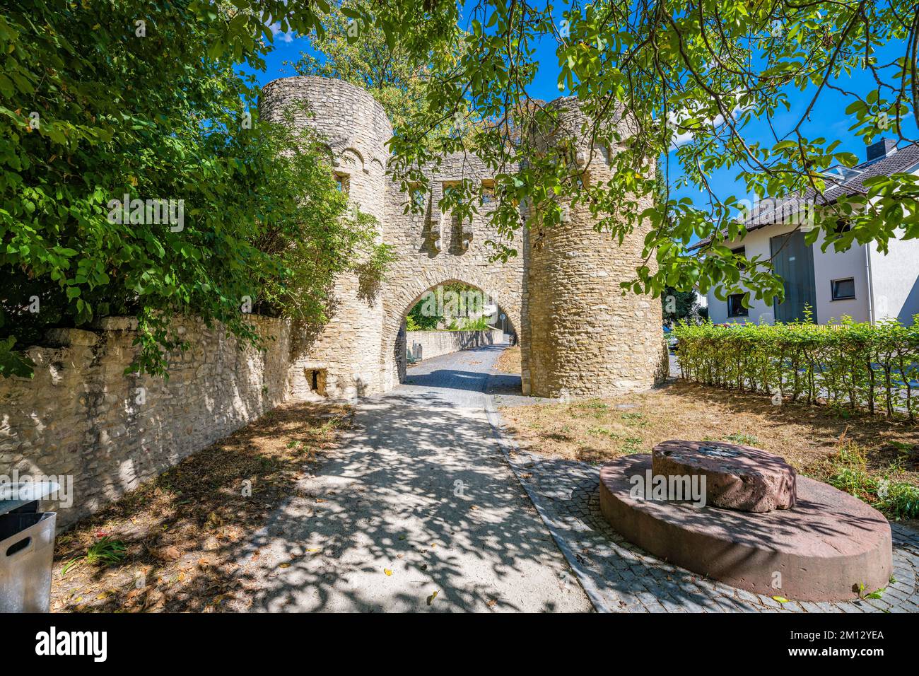 Ohrenbrücker Tor in Ingelheim, Rheinhessen, historic city gate as part ...