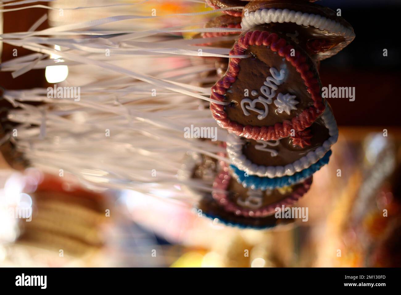 Gingerbread hearts at the Christmas market Stock Photo - Alamy