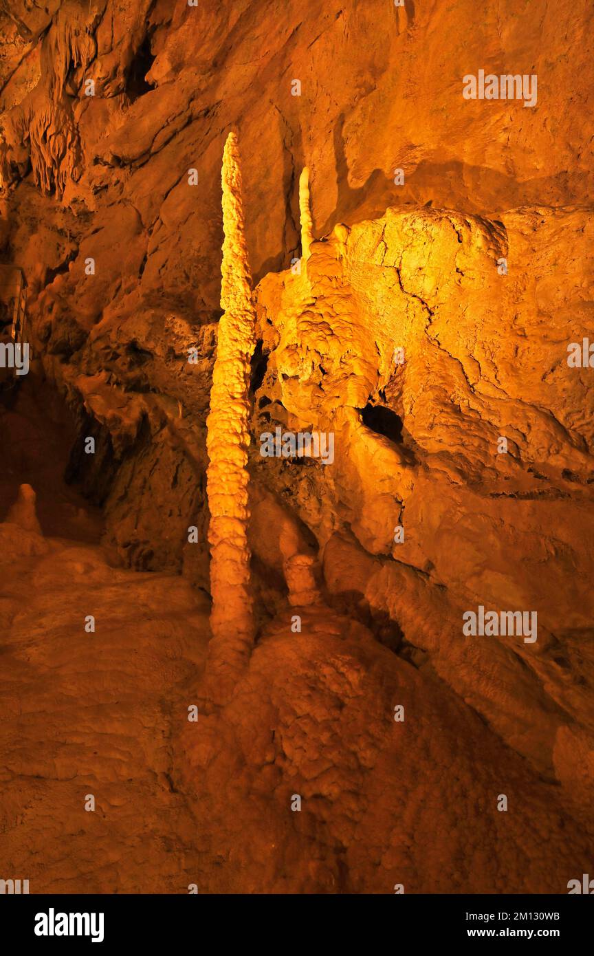 Stalagmites, stalactites, stalagnates and small calcite fistulas in the ...