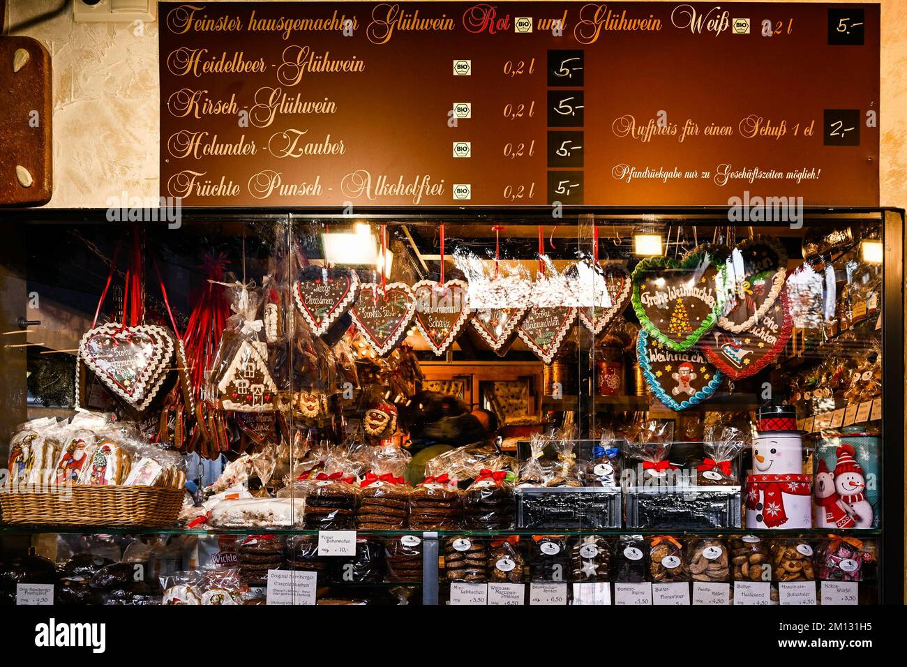 Christmas stand with gingerbread at Marienplatz in Munich, Bavaria ...