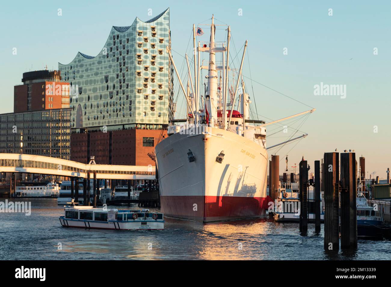 Launch for harbour tours, museum ship Cap San Diego, Überseebrücke and ...