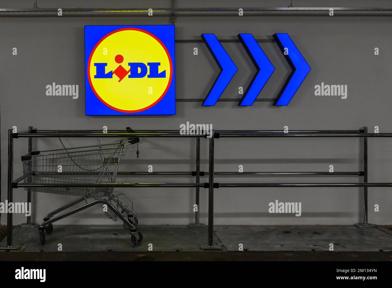 Discounter lidl hi-res stock photography and images - Alamy