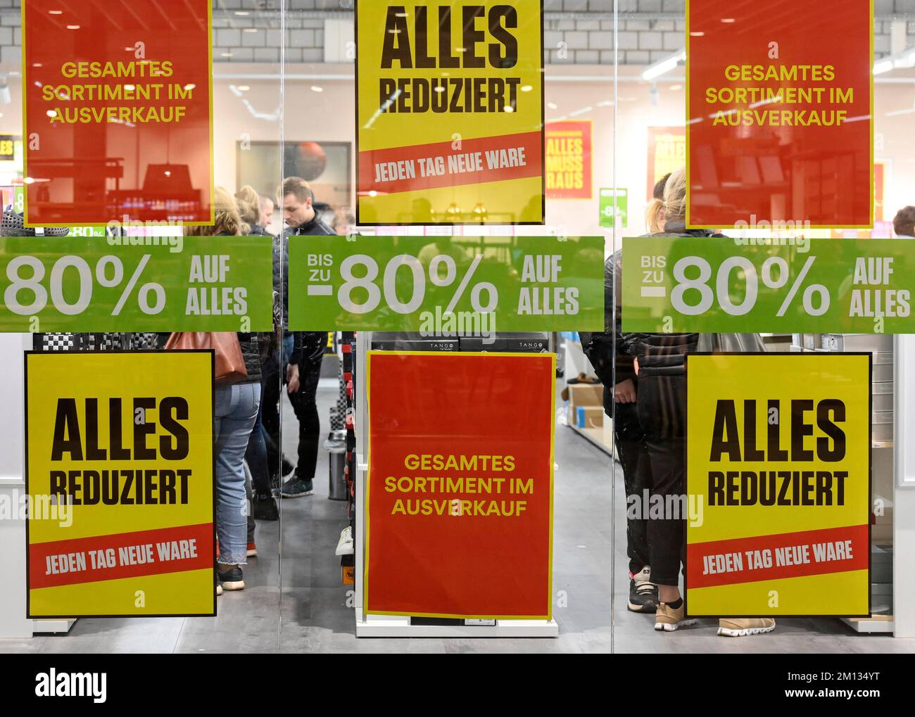 Window display sale special hi-res stock photography and images - Alamy