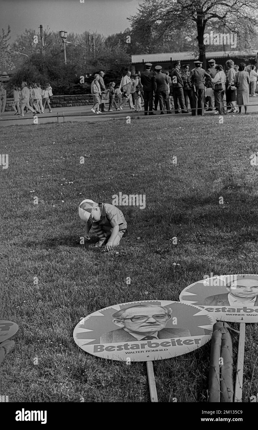 GDR, Berlin, 01.05.1988, 1st May demonstration in Karl-Marx-Allee ...
