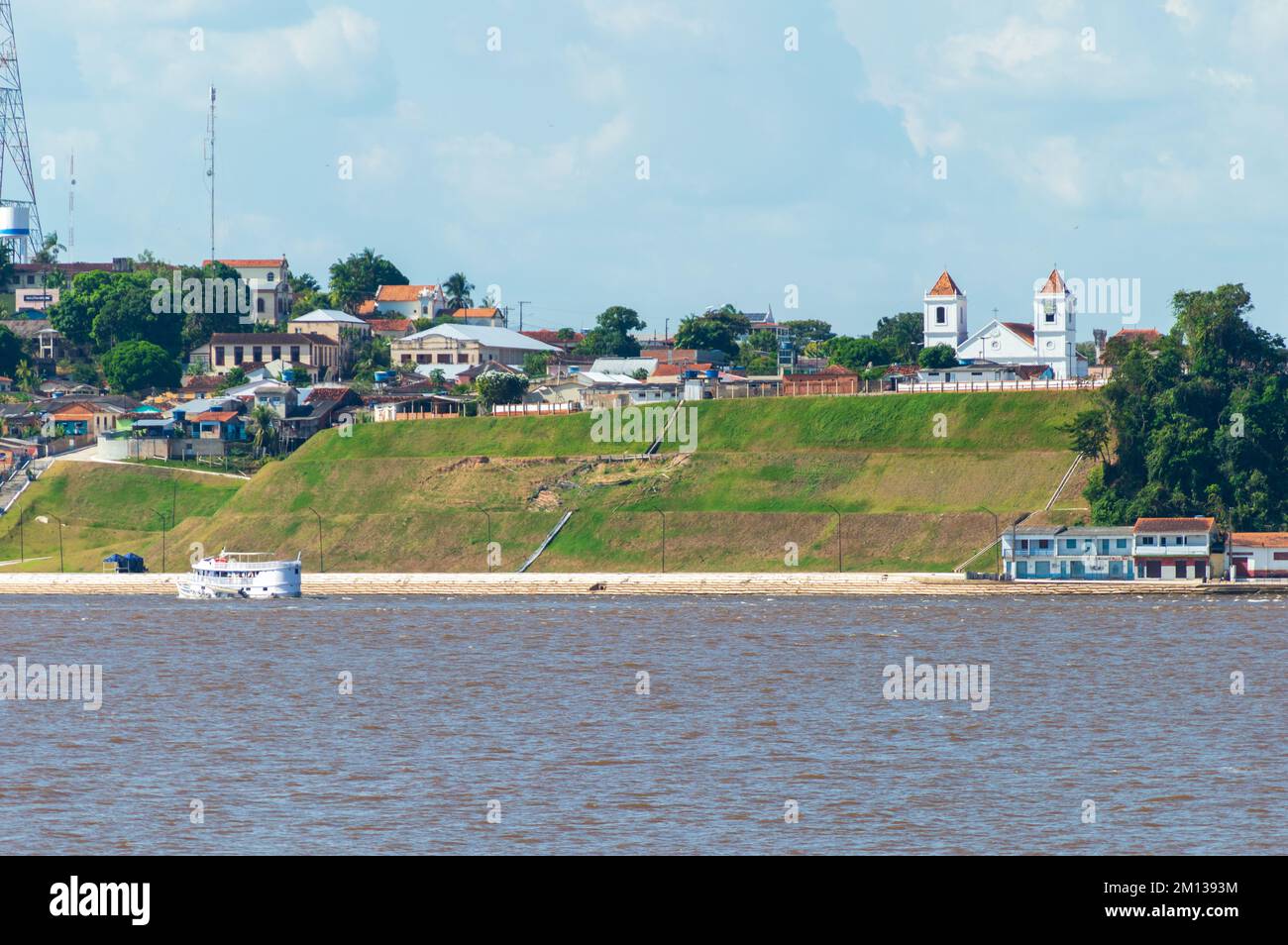 Small rural village on the river banks of Amazon river in Brazil Stock ...