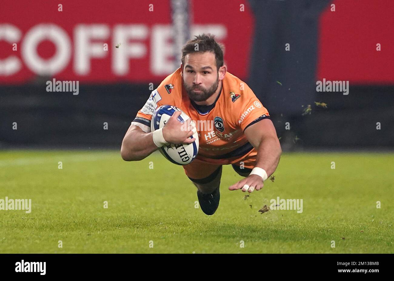 Montpellier's Cobus Reinach scores his side's first try of the game ...