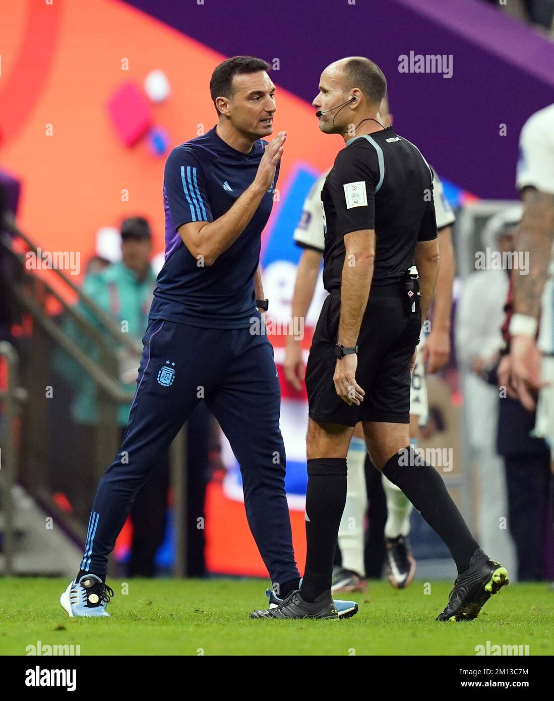Referee Antonio Miguel Mateu Lahoz with Argentina manager Lionel ...
