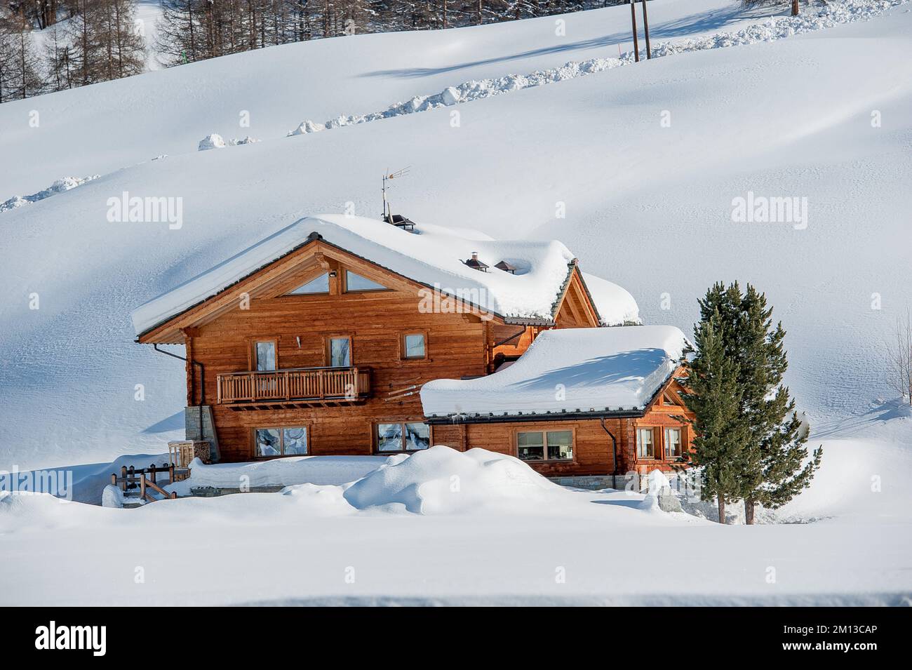 Log cottage nestled in snow after heavy snowfall Stock Photo - Alamy
