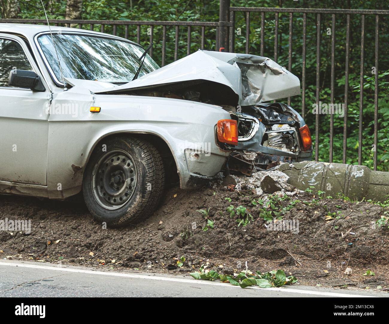 big retro oldtimer old car tumbled down a lamppost Stock Photo - Alamy
