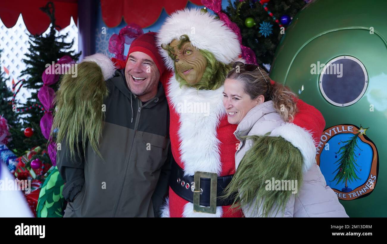 Los Angeles, USA. 8th Dec, 2022. A staff member dressed as "the Grinch ...