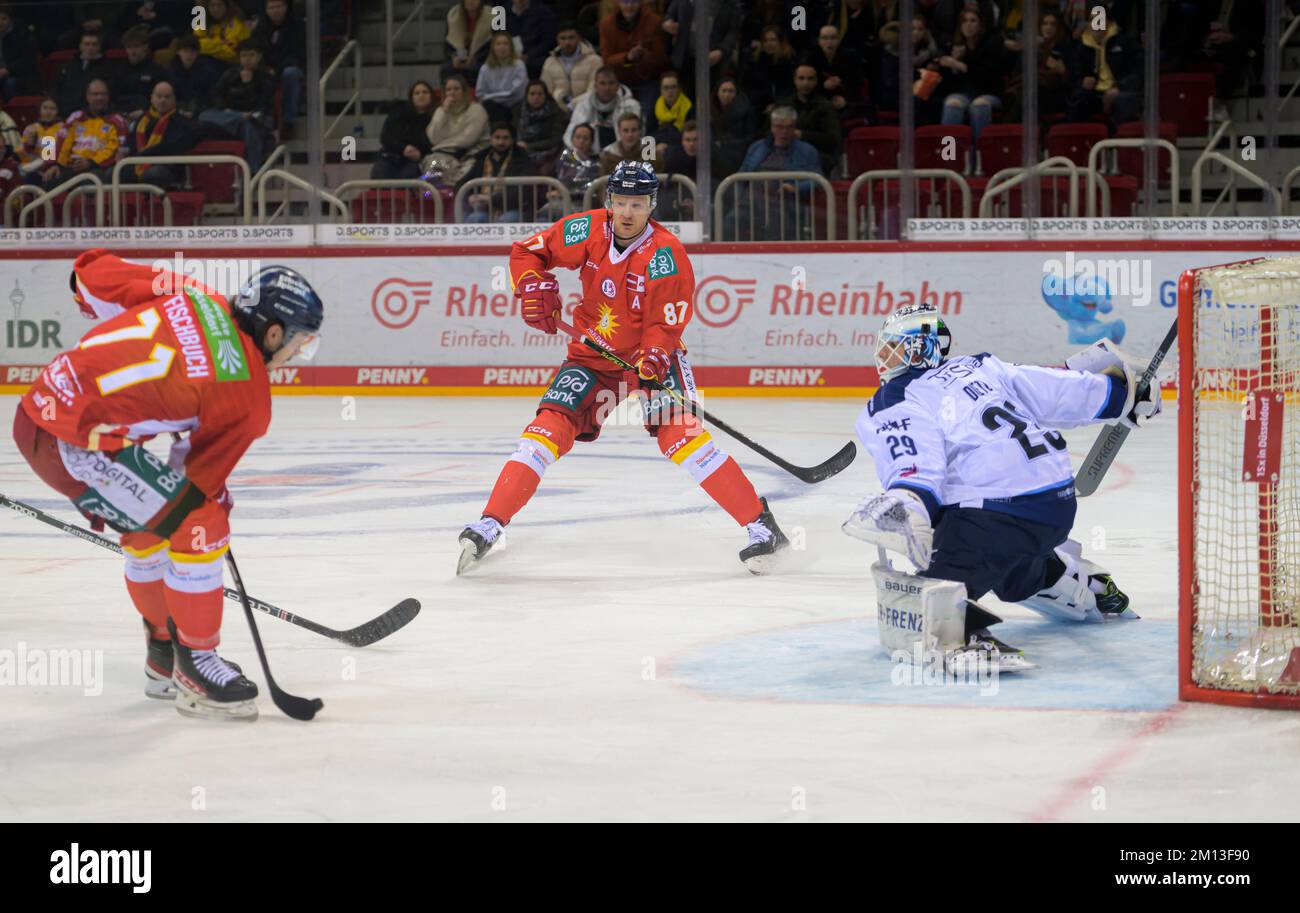 Dusseldorf, Deutschland. 09th Dec, 2022. goalchance DEG, left to right ...