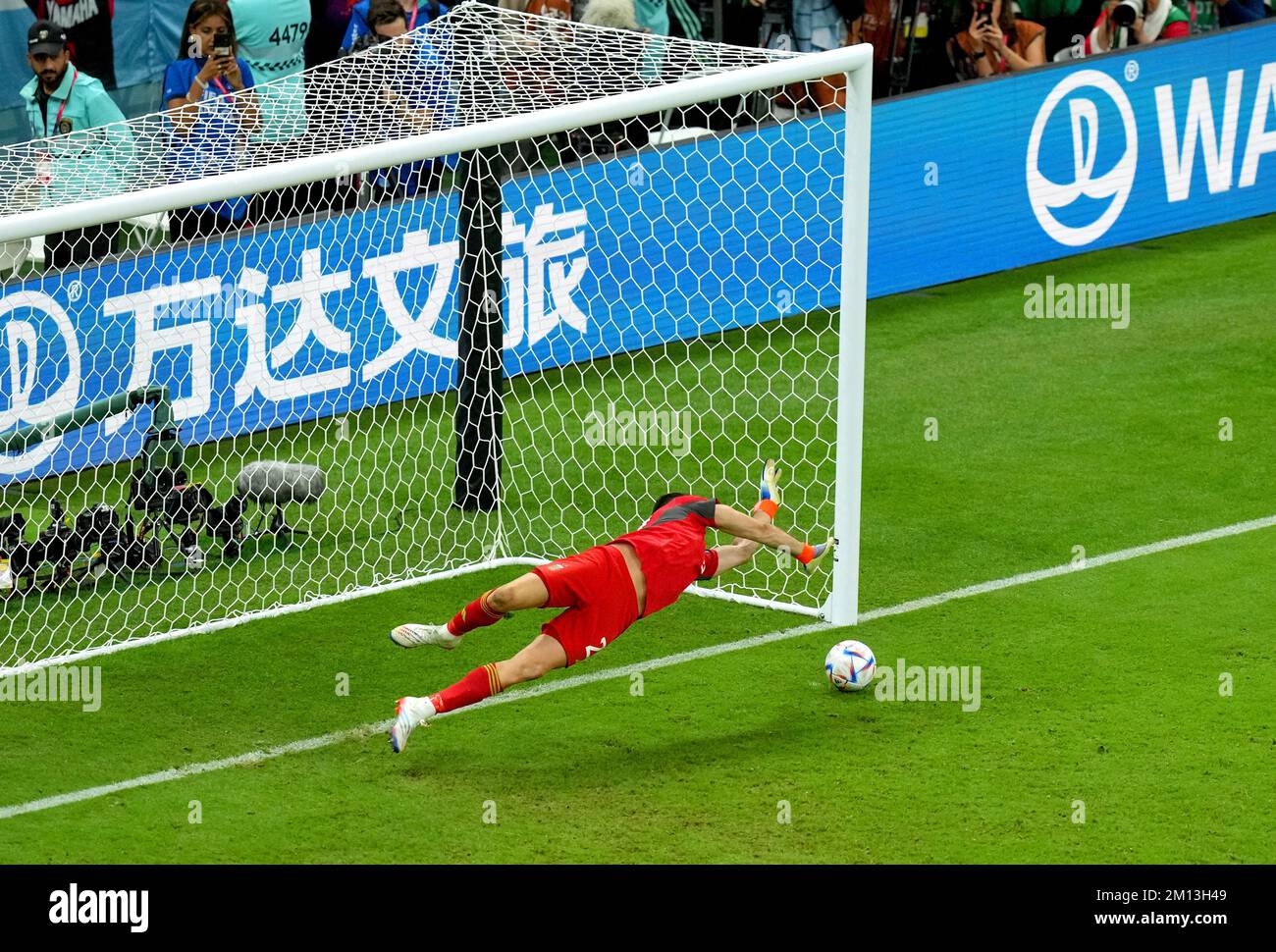 Argentina goalkeeper Emiliano Martinez saves a penalty from Netherlands ...