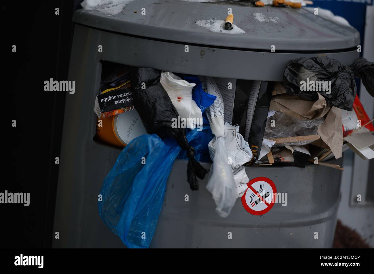 Metal rubbish trash can overflowing hi-res stock photography and images ...