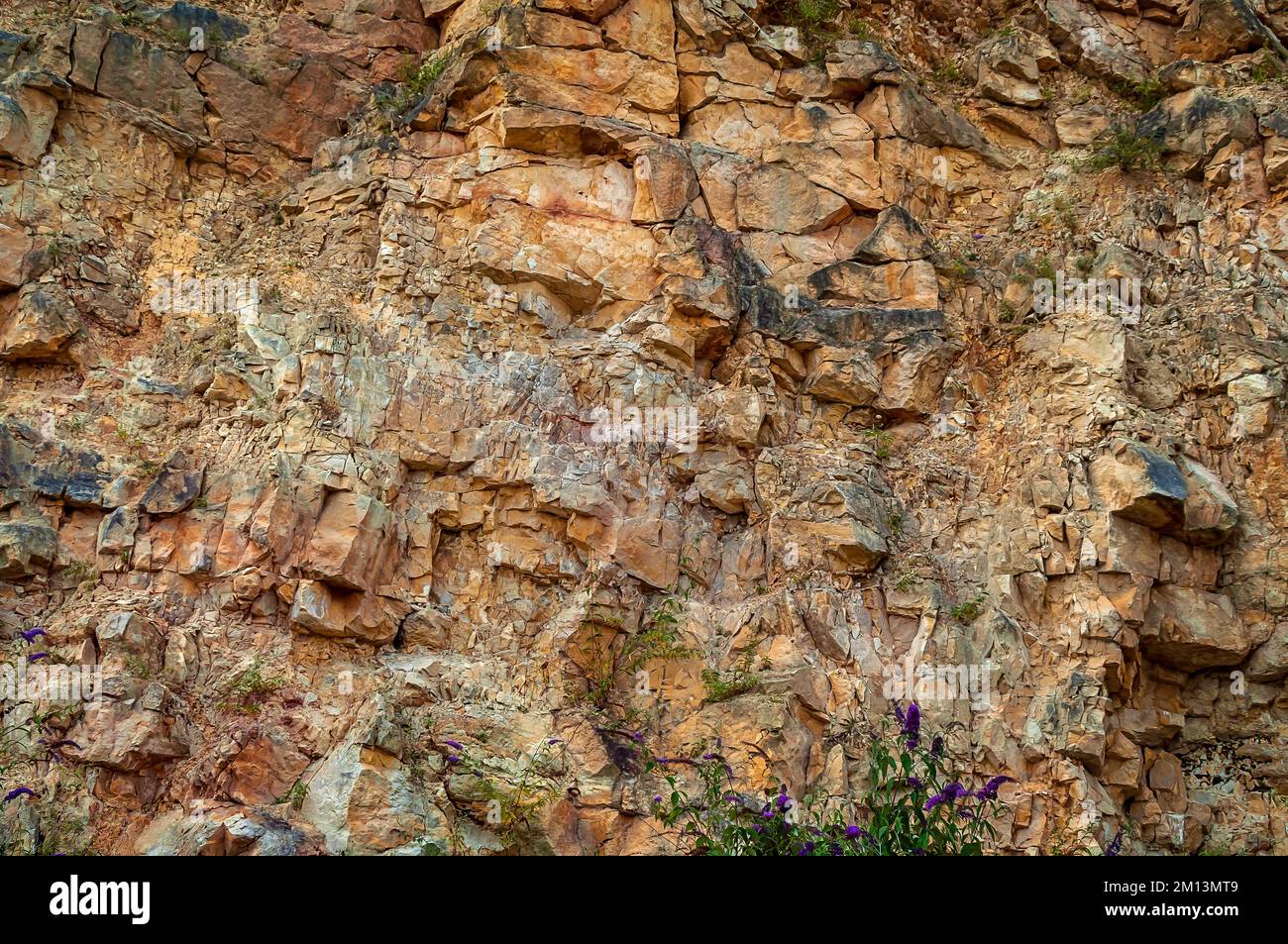 Shattered face of Magnesian limestone in a quarry Stock Photo - Alamy