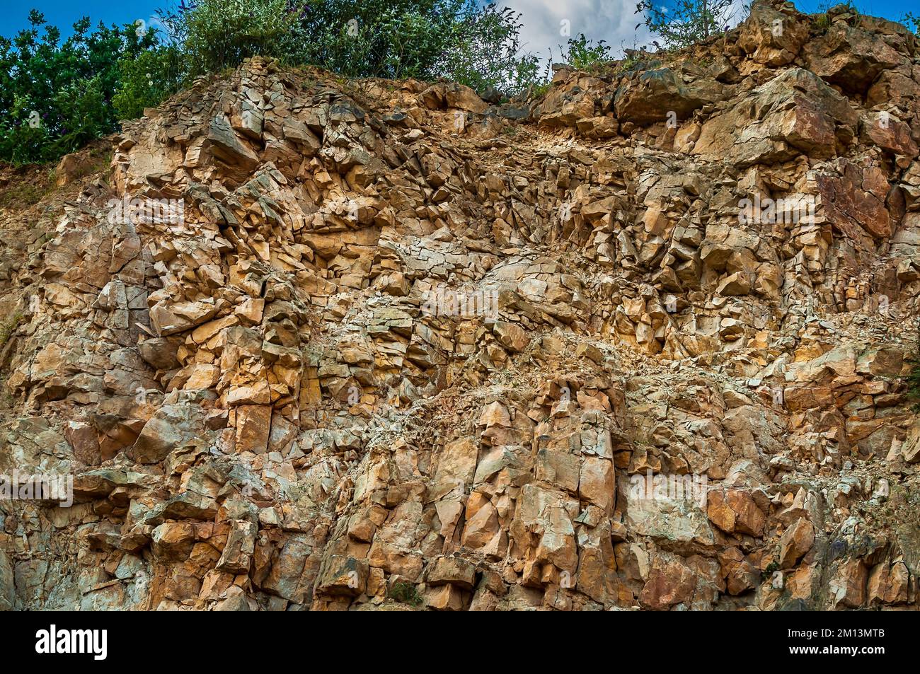 Shattered face of Magnesian limestone in a quarry Stock Photo - Alamy