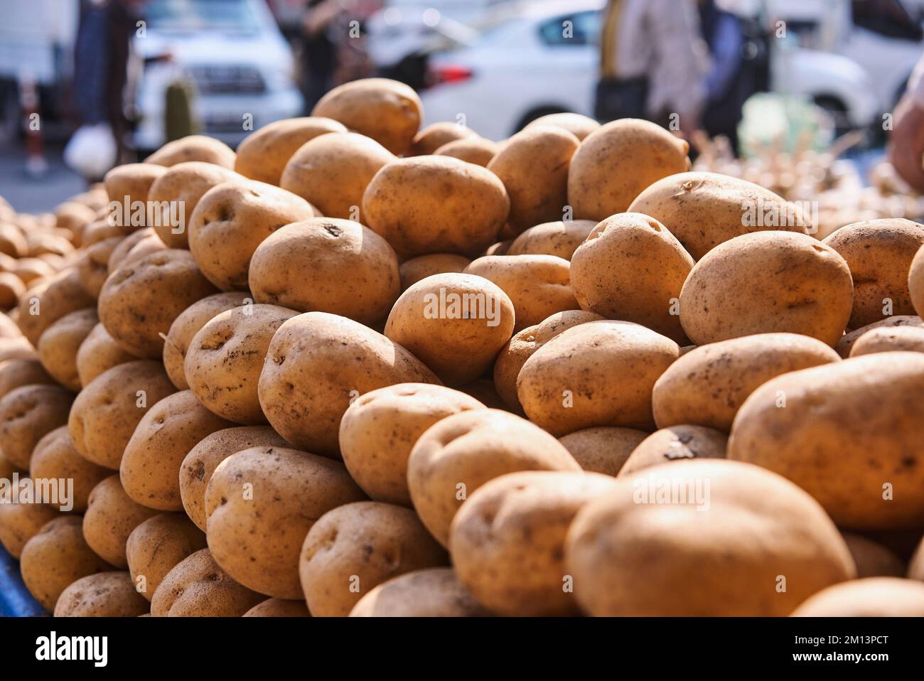 Patatoes lined on a counter of open market Stock Photo - Alamy