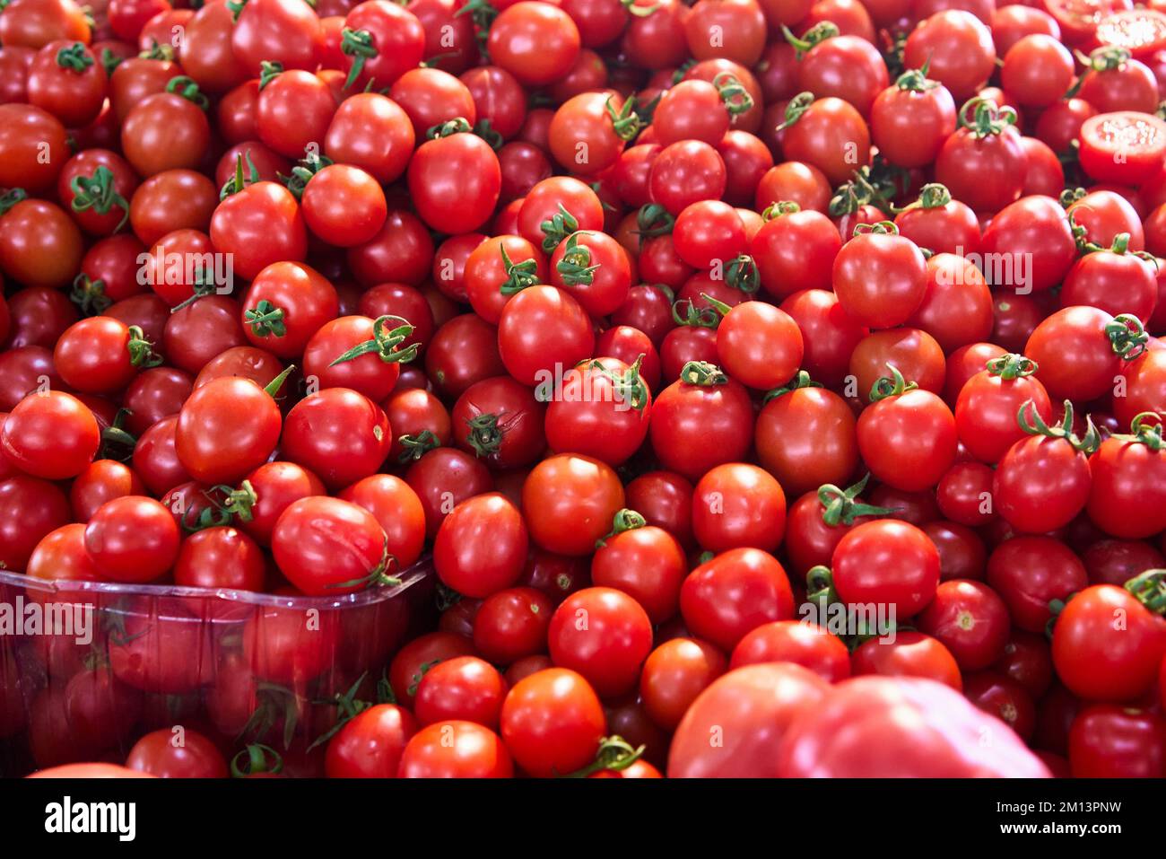 Raw tomatoes on market hi-res stock photography and images - Alamy