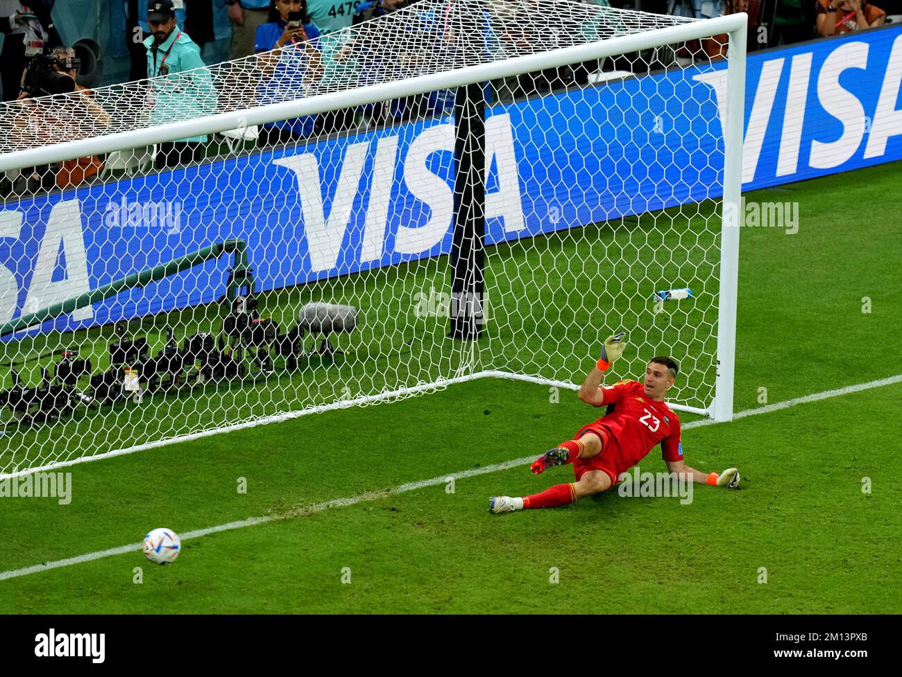 Argentina goalkeeper Emiliano Martinez fails to stop Netherlands' Wout ...
