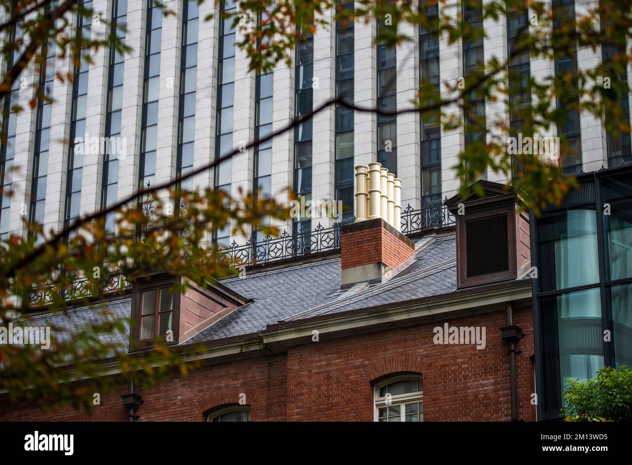 Mitsubishi Ichigokan Museum and Marunouchi Park Building contrasting in ...