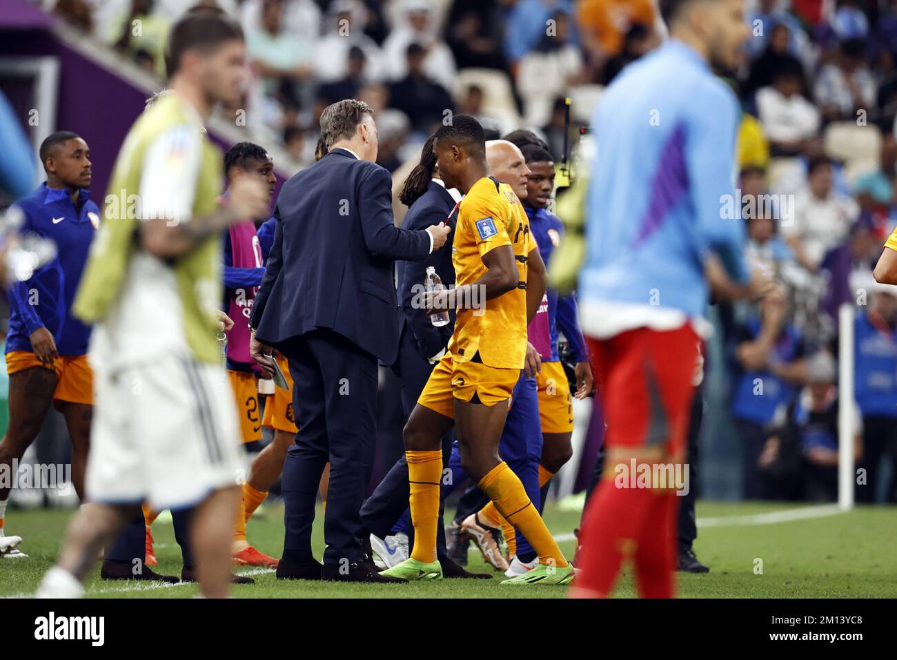 Al Daayen, Qatar. 09th Dec, 2022. eAL DAAYEN - (lr) Holland coach Louis ...