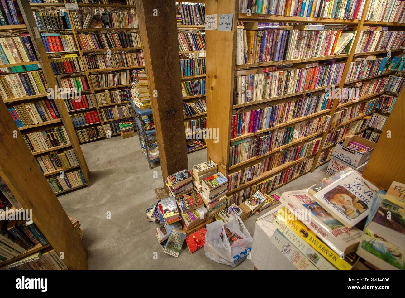 Messy bookstore hi-res stock photography and images - Alamy