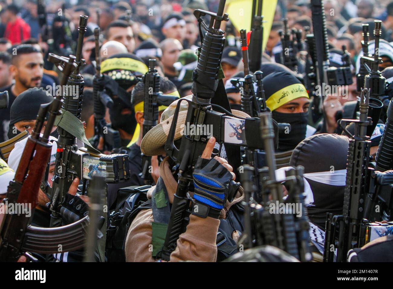 Nablus, Palestine. 09th Dec, 2022. Palestinian gunmen from the Balata ...