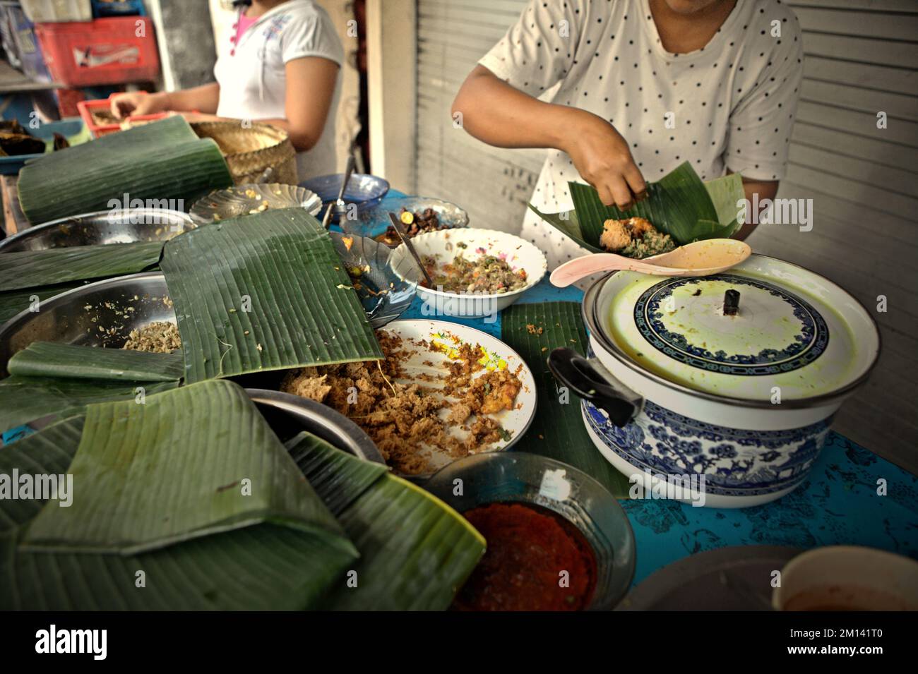 Streetside eatery hi-res stock photography and images - Alamy